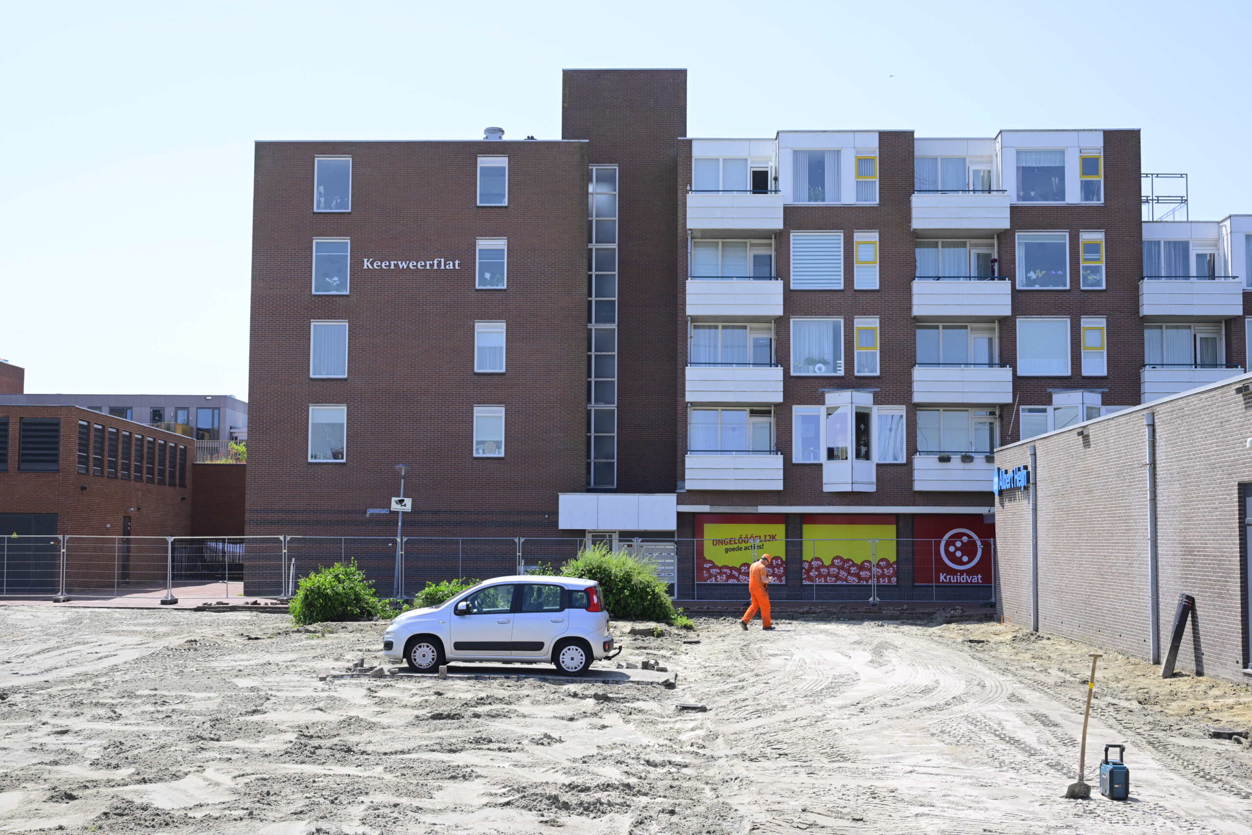 Geparkeerde auto staat middenin een zandbak in Delfzijl – Omroep ...
